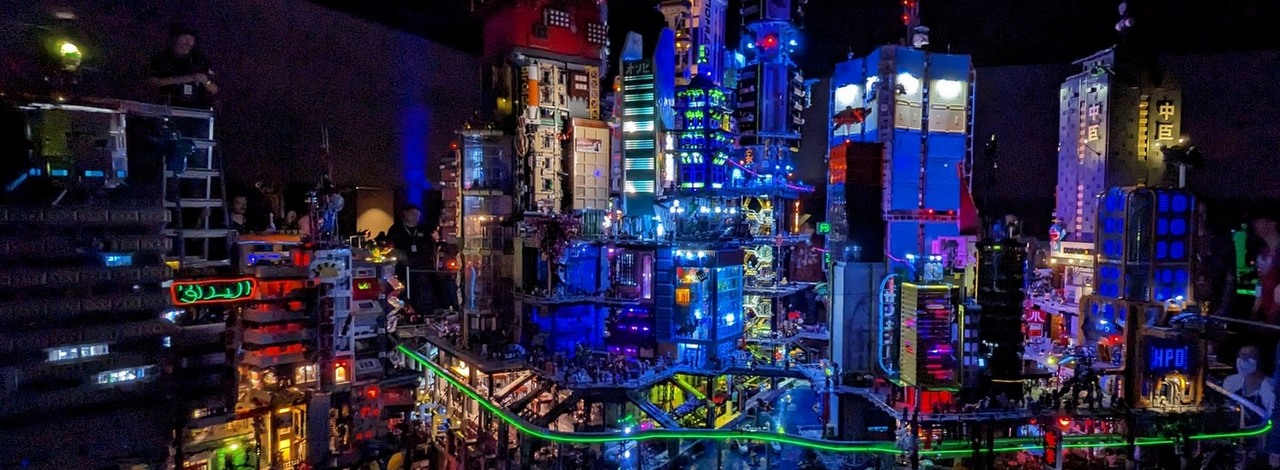 900 tys. klocków i 80 budowniczych - wielkie cyberpunkowe miasto z LEGO ...